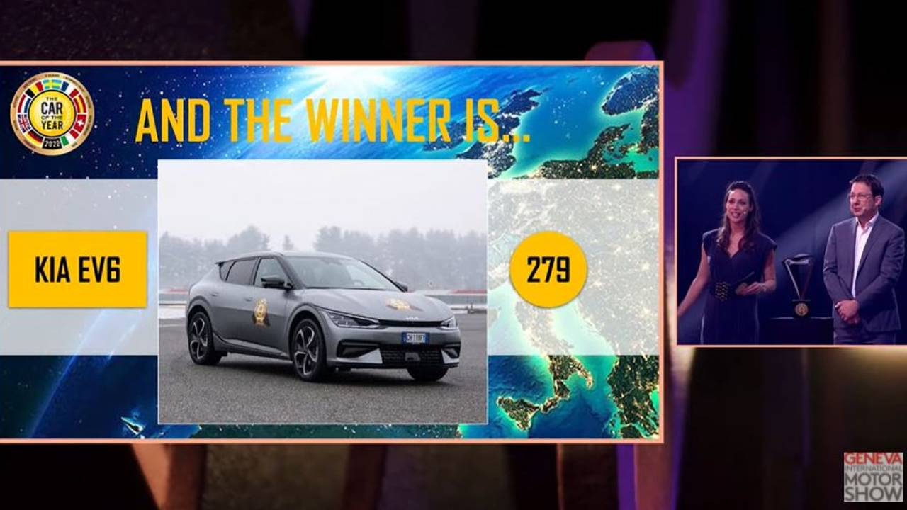 StriveME - كيا EV6 الكهربائية تفوز بجائزة سيارة العام 2022: مع أي سيارات خاضت المعركة؟